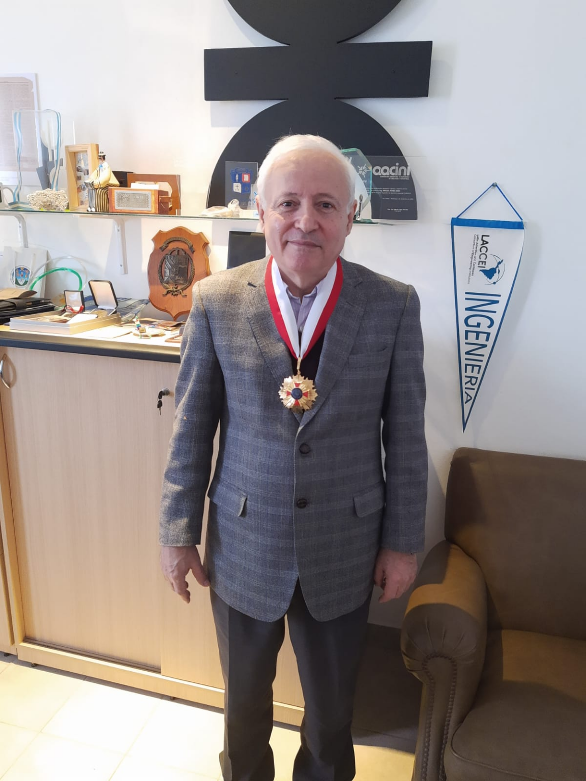 Miguel Sosa reconocido con la medalla al mérito académico de Laccei - UTN